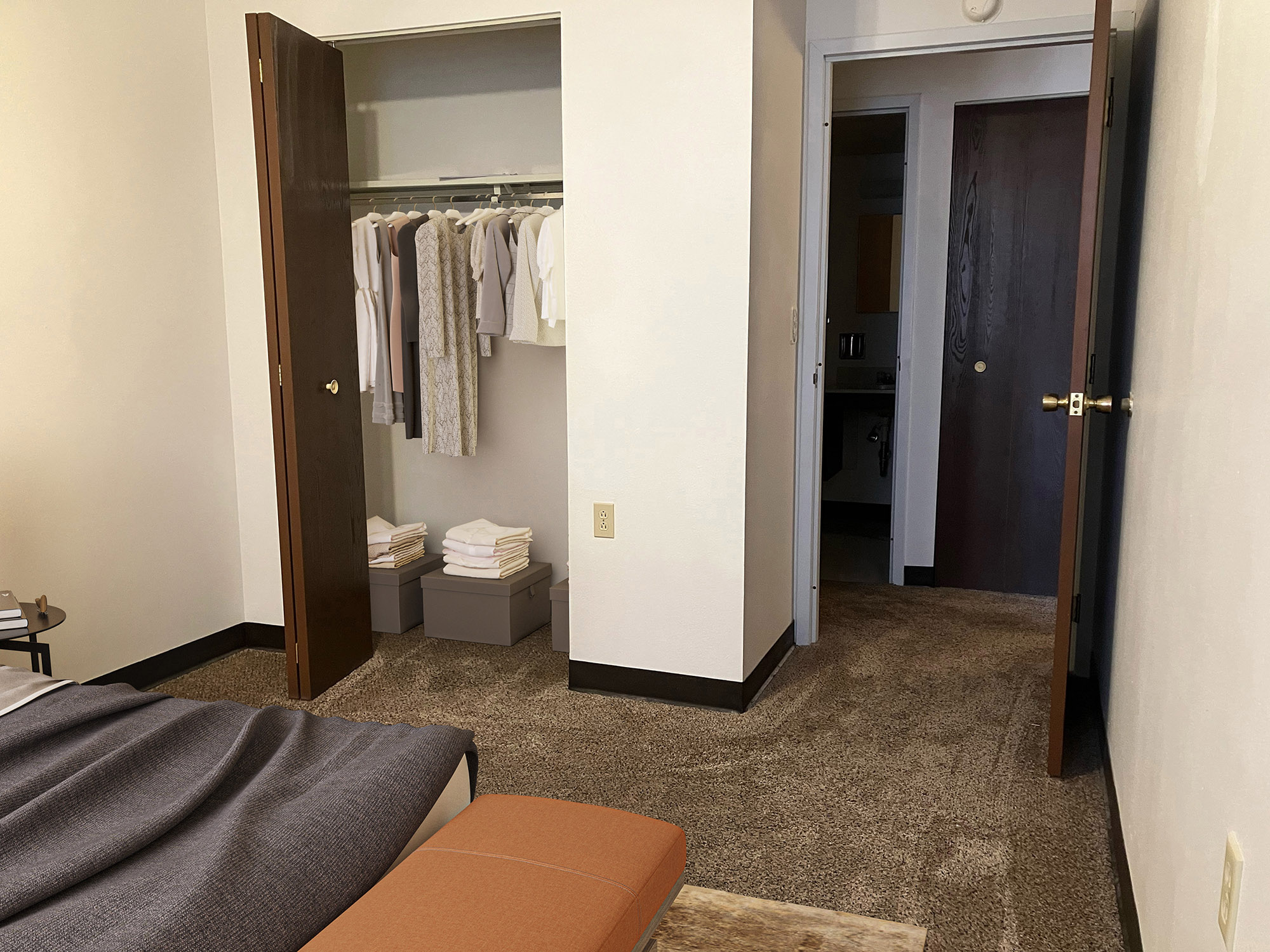 South Oak Manor Image 4